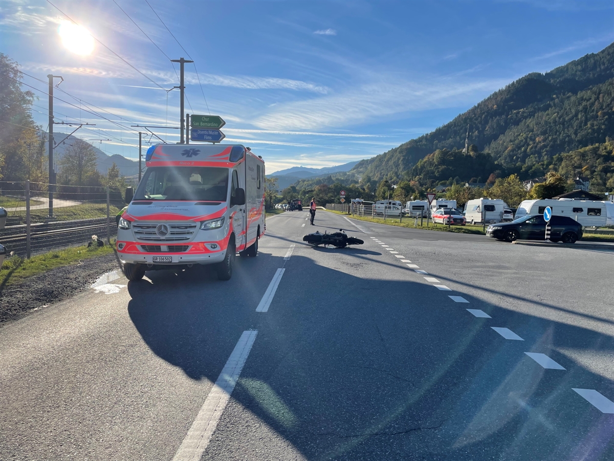 Domat/Ems: Auto kollidiert beim Abbiegen mit Motorrad